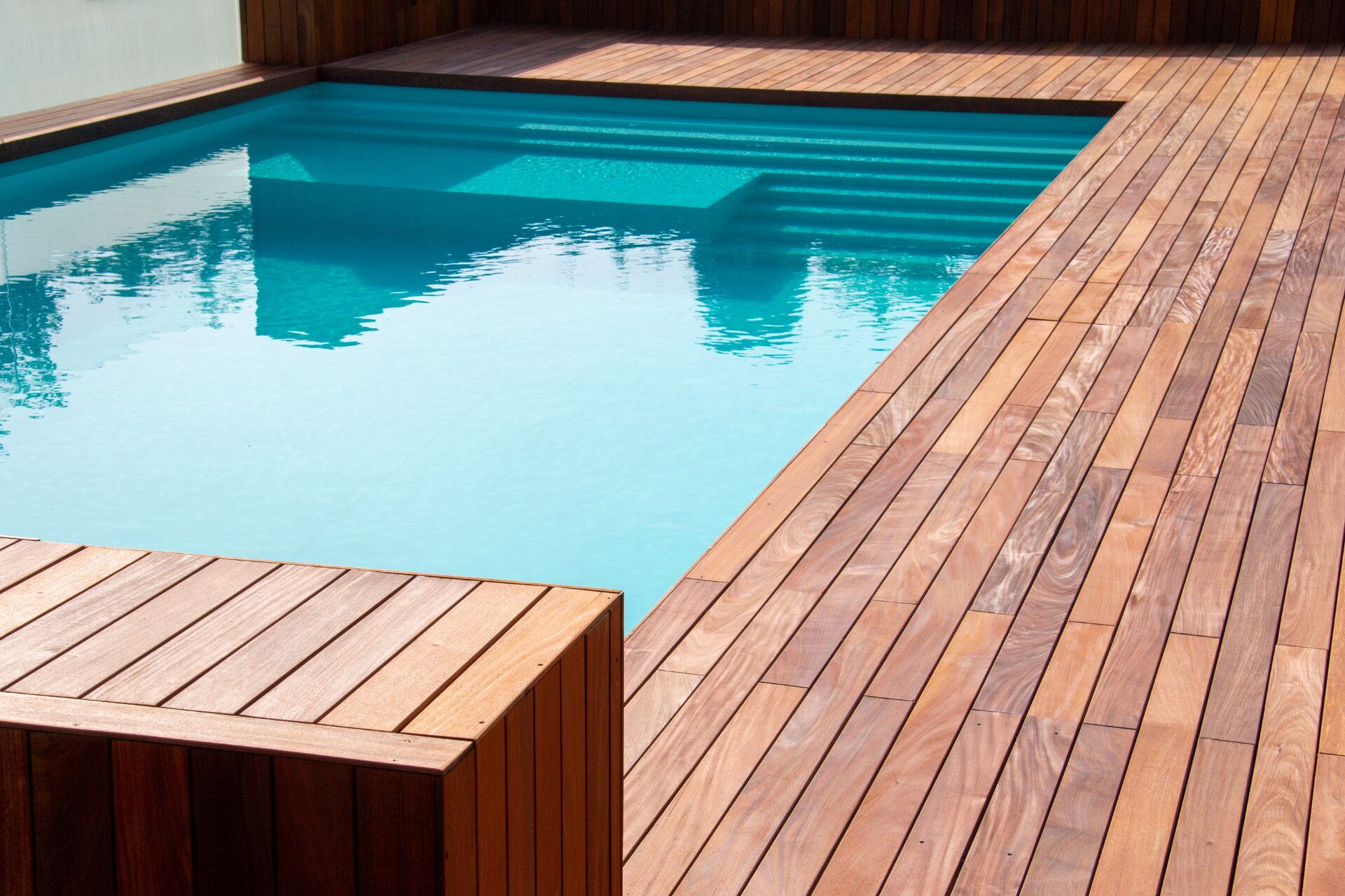 Poolumrandung selber machen: Pool mit Holz verkleiden